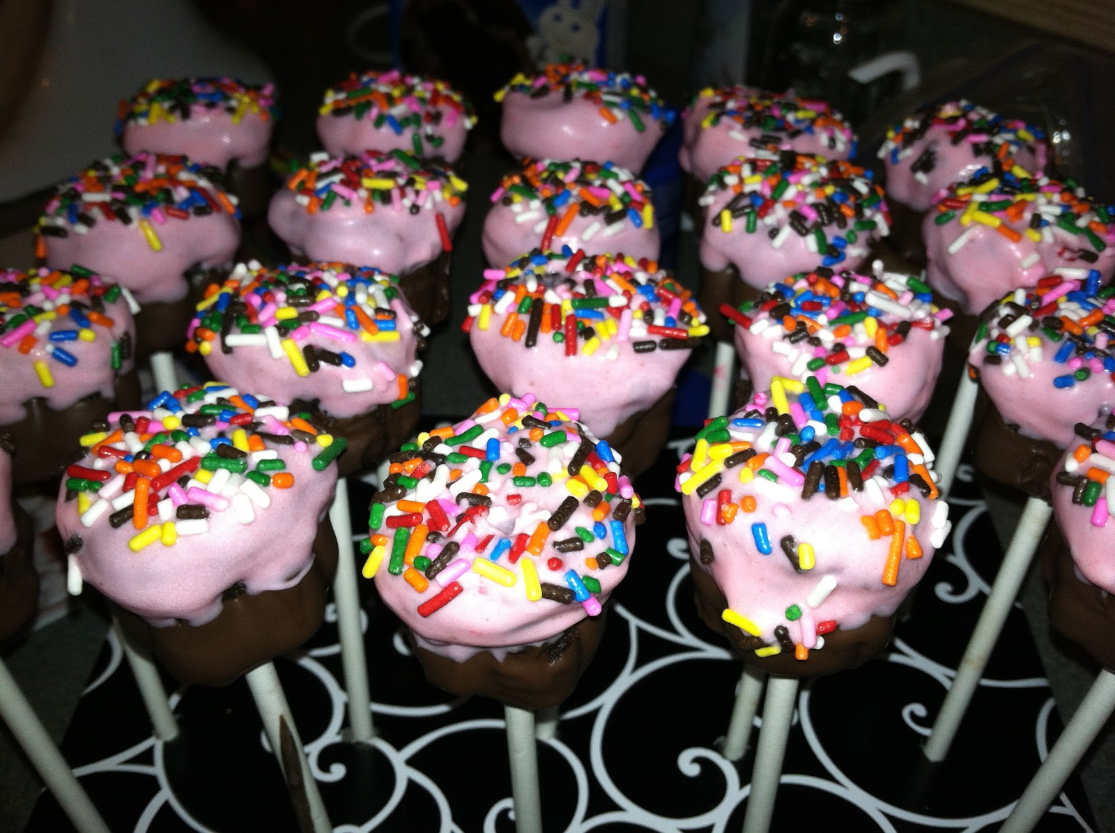 Walks Like Rain: (Cup)cake Pops!